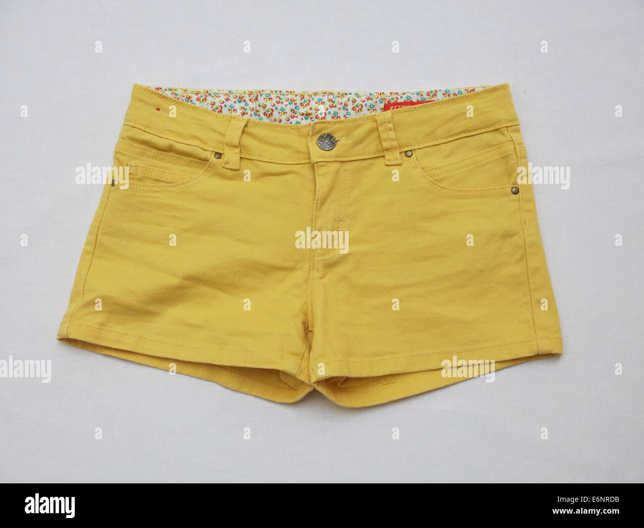Girl in yellow shorts hi-res stock photography and images - Alamy