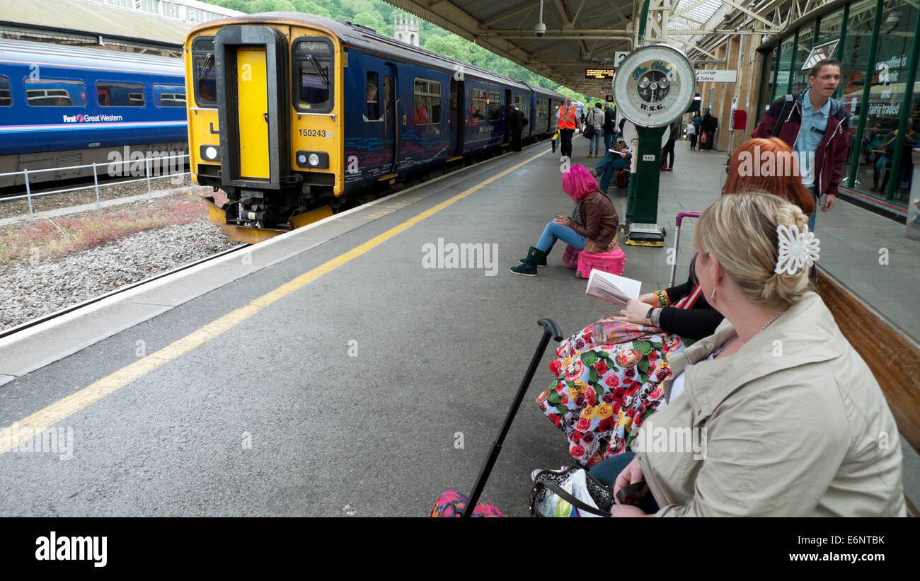 People waiting for a train hi-res stock photography and images - Alamy