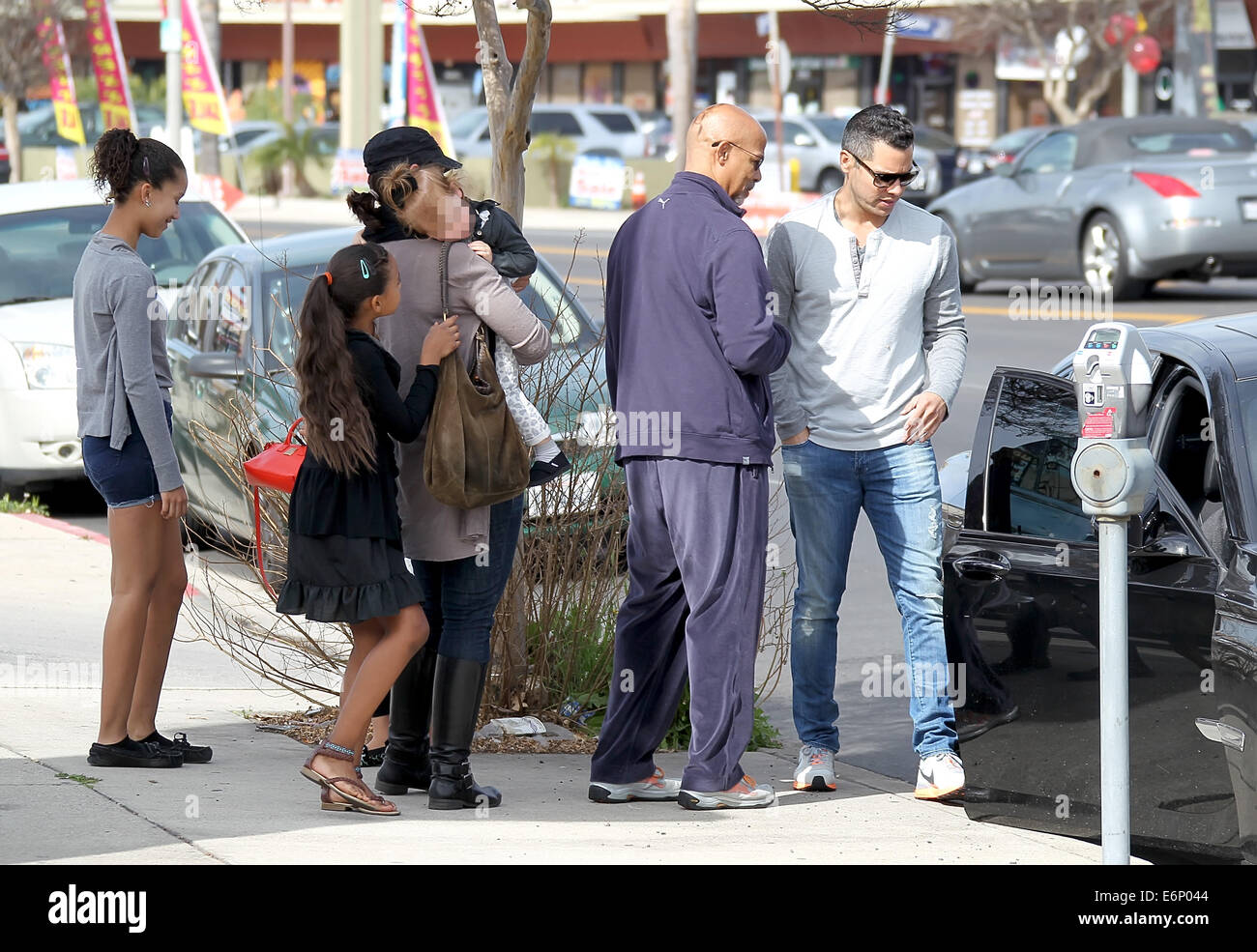 Jessica Alba, husband Cash Warren and their daughters go out to brunch ...