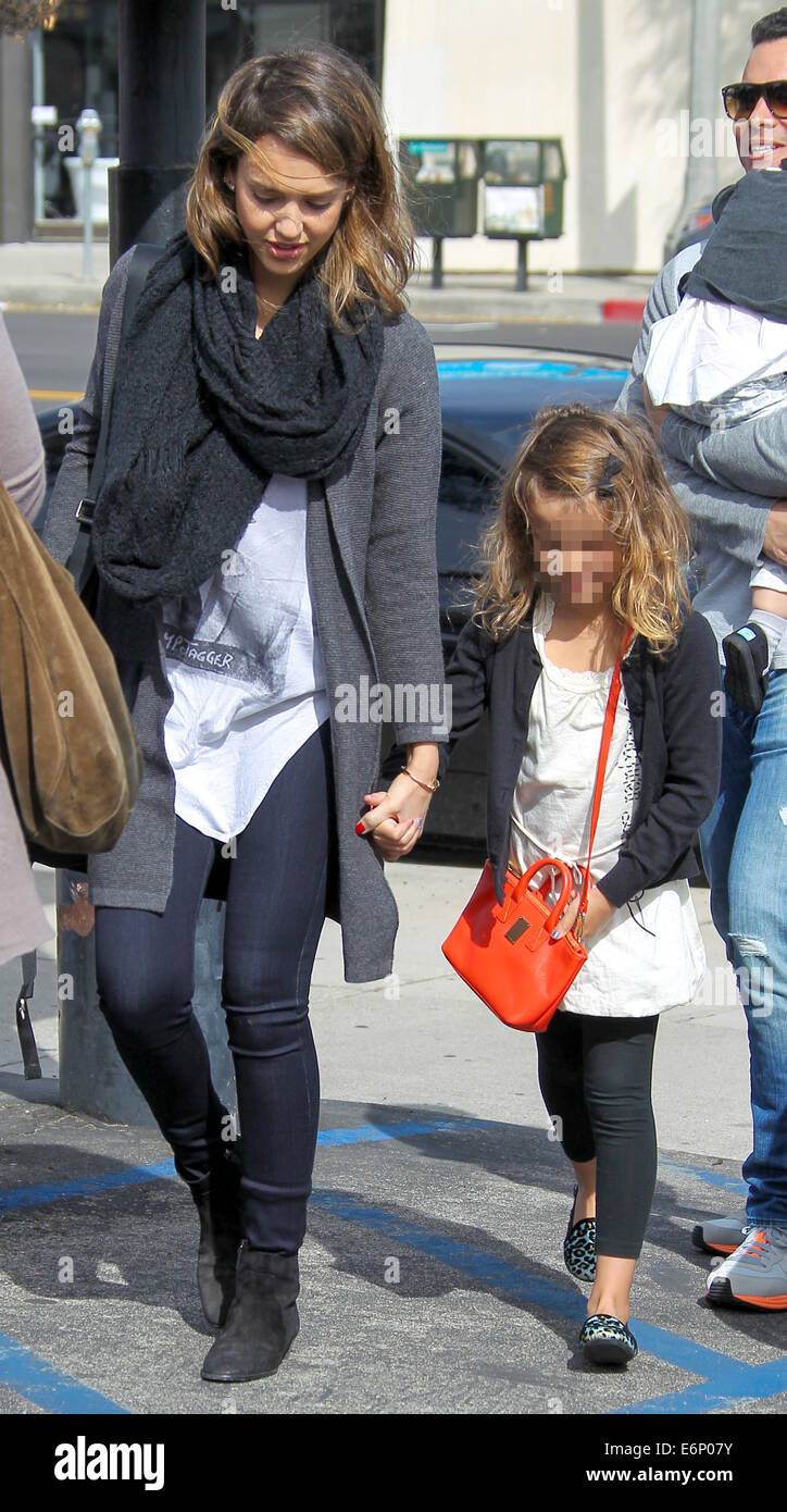 Jessica Alba, husband Cash Warren and their daughters go out to brunch ...