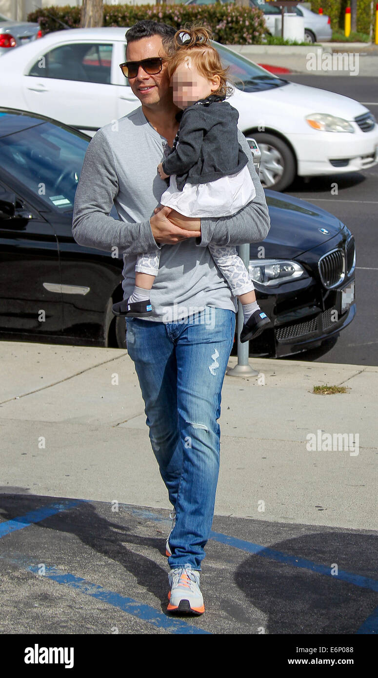 Jessica Alba, husband Cash Warren and their daughters go out to brunch ...