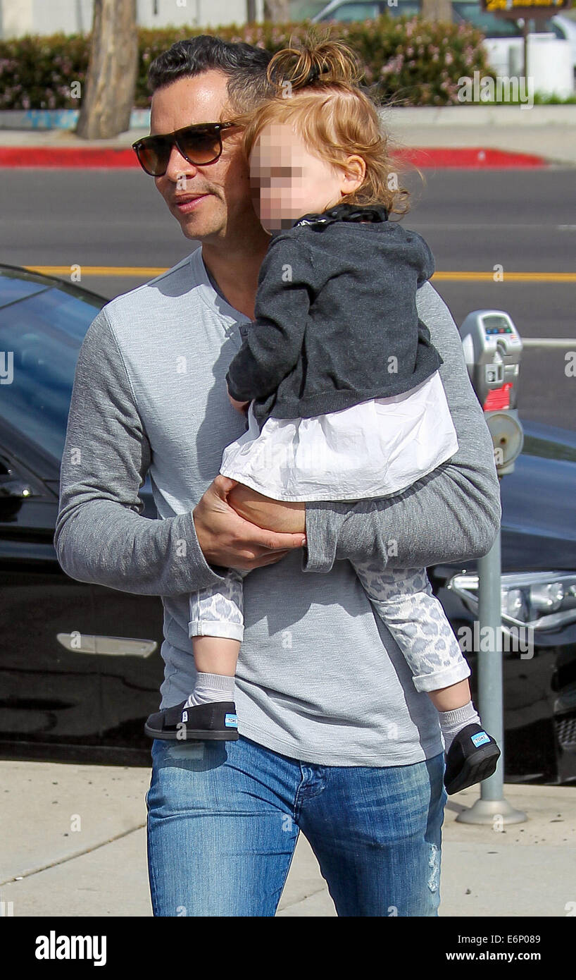 Jessica Alba, husband Cash Warren and their daughters go out to brunch ...