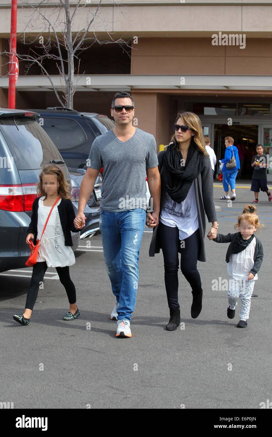 Jessica Alba, husband Cash Warren and their daughters go shopping at ...