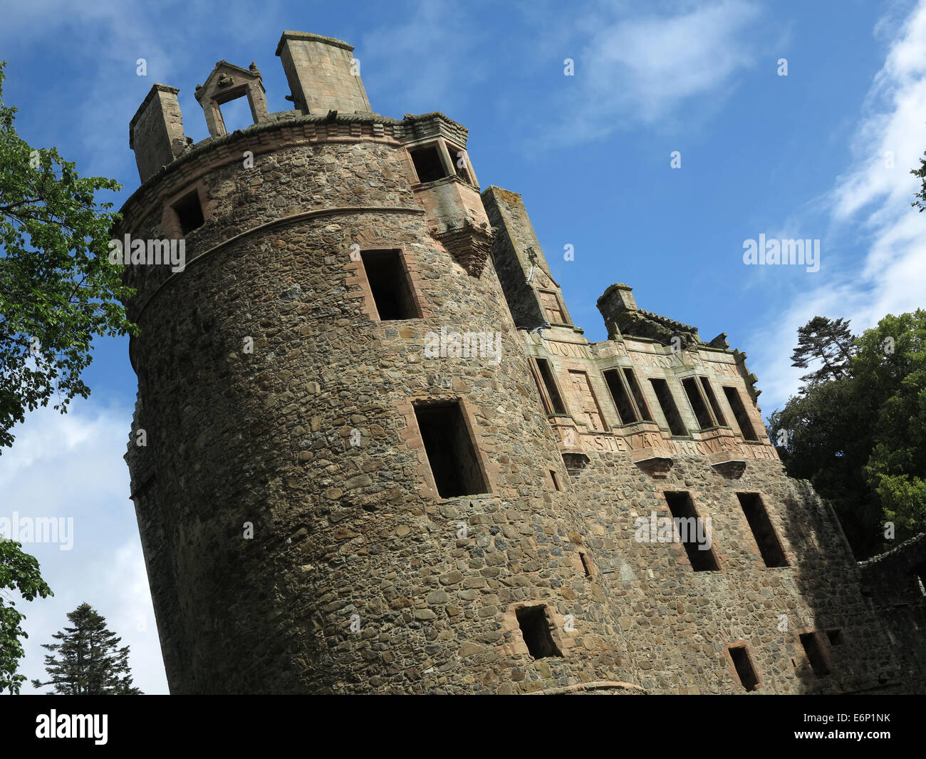 Huntly Castle - ruined castle - chief of Clan Gordon - Earl of Huntly ...