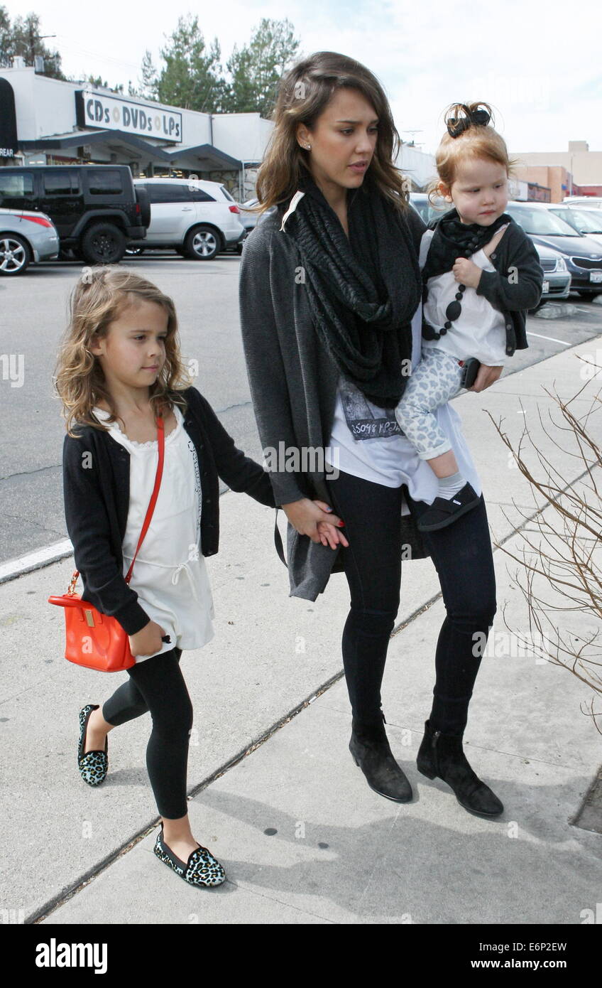 Jessica Alba and Cash Warren take their daughters out for lunch ...