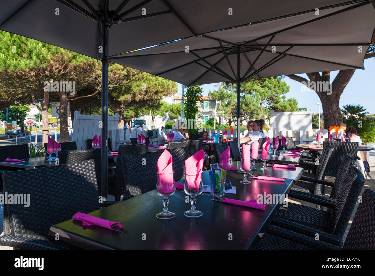 Restaurant tables umbrellas hi-res stock photography and images - Alamy