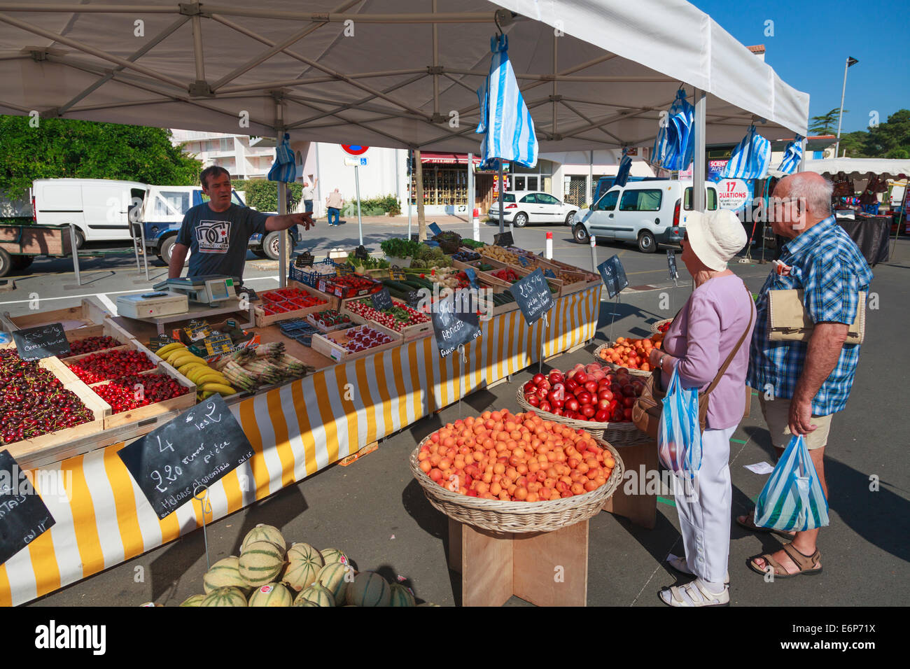 Customers at fruit and veg French market stall at Saint-Palais-sur-mer ...