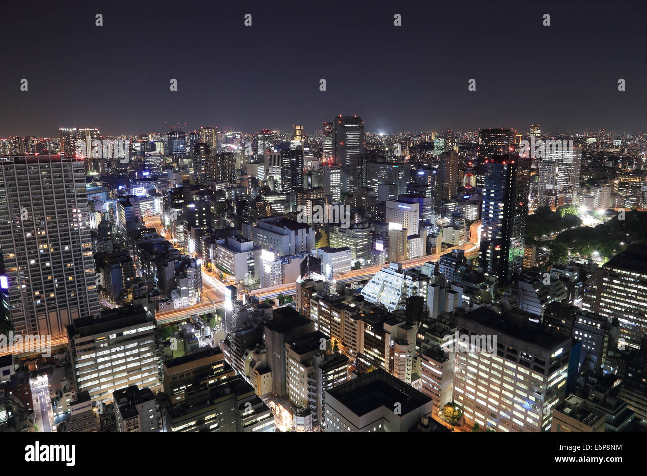 Skyline of tokio with tokyo tower hi-res stock photography and images ...