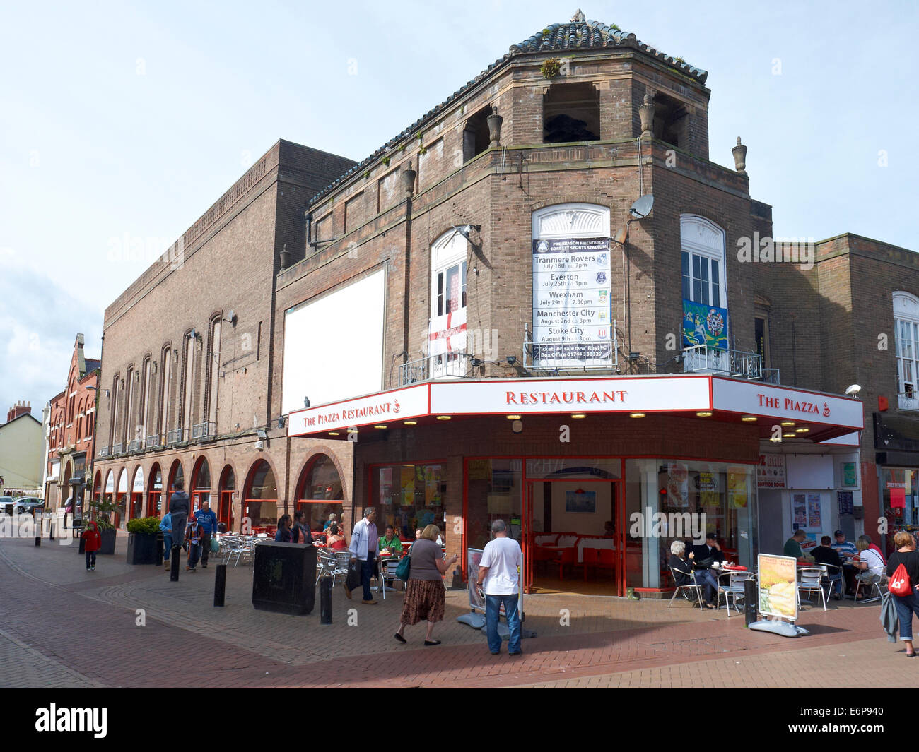 High street rhyl hi-res stock photography and images - Alamy