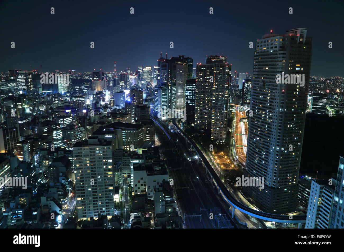 Skyline of tokio with tokyo tower hi-res stock photography and images ...