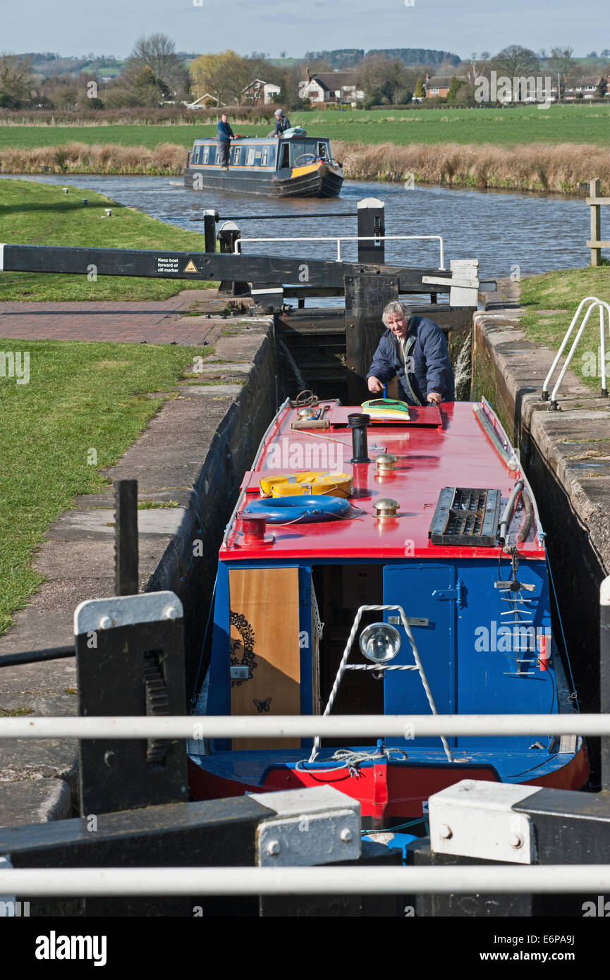 Boat in lock hi-res stock photography and images - Alamy