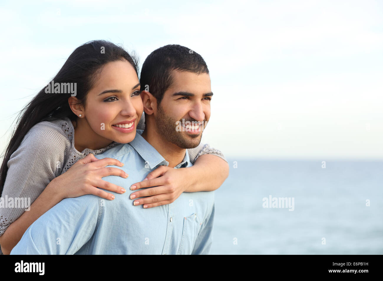 Couple hug beach hi-res stock photography and images - Alamy