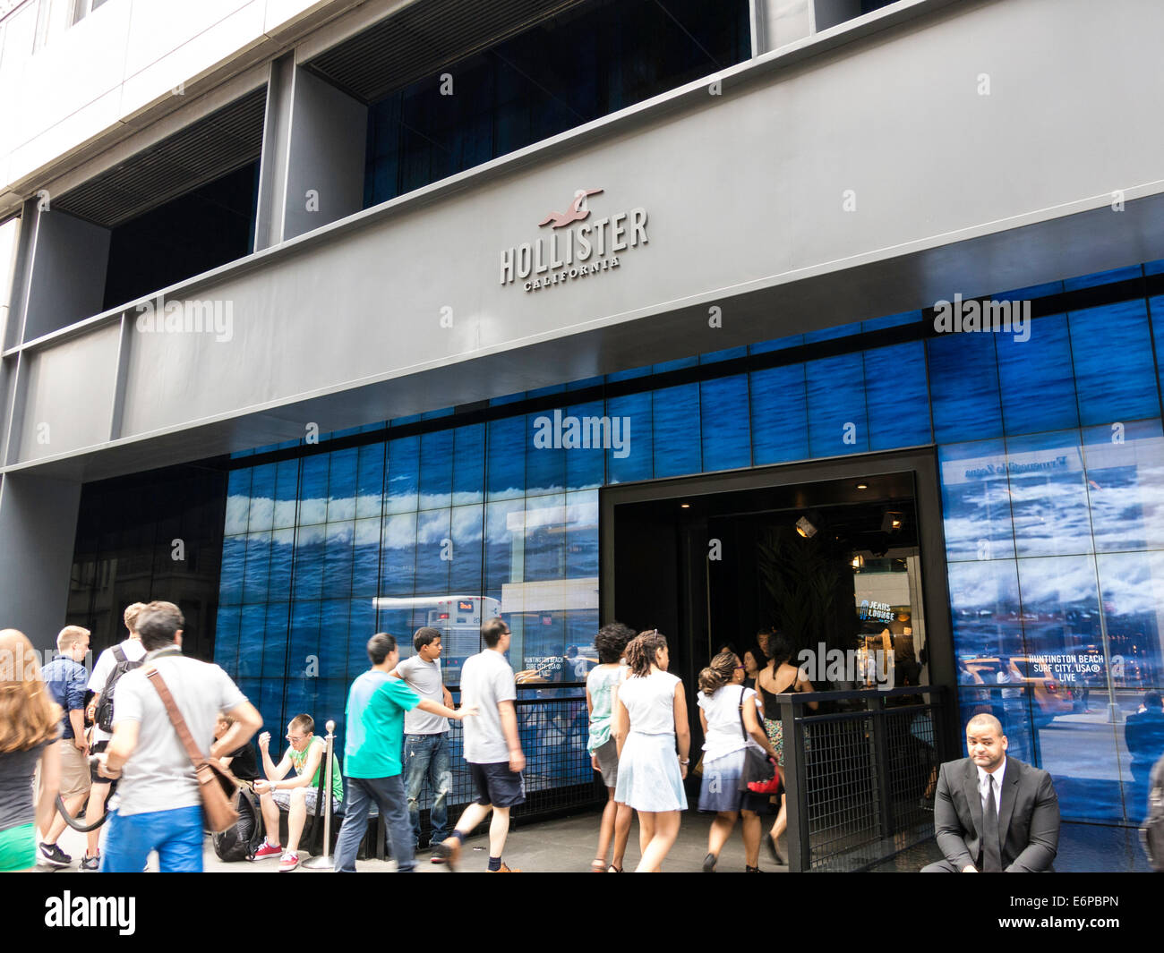 Retail Stores on Fifth Avenue, NYC Stock Photo - Alamy