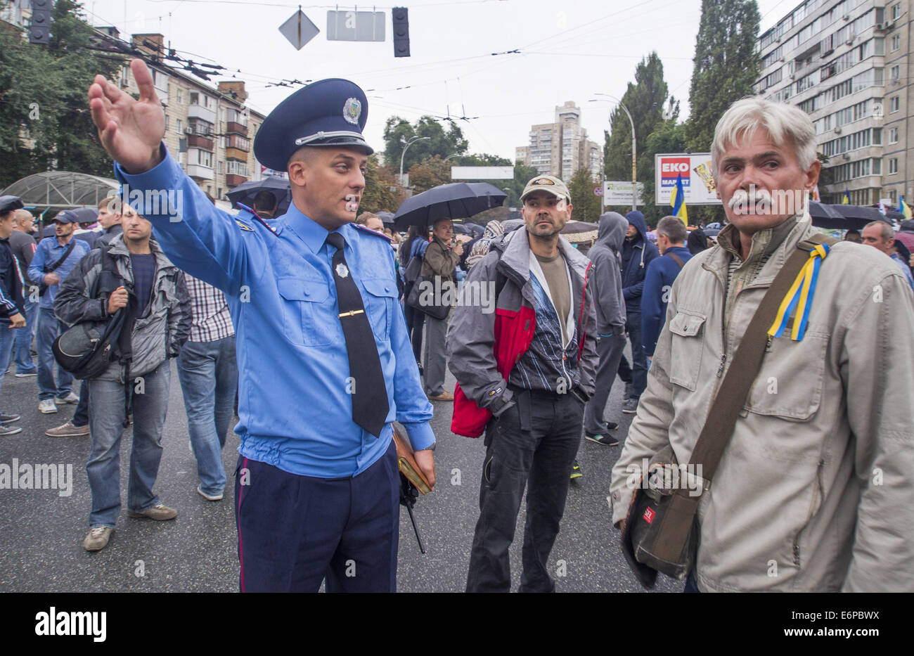 Kiev, Ukraine. 28th Aug, 2014. Activist agree with the police about the ...