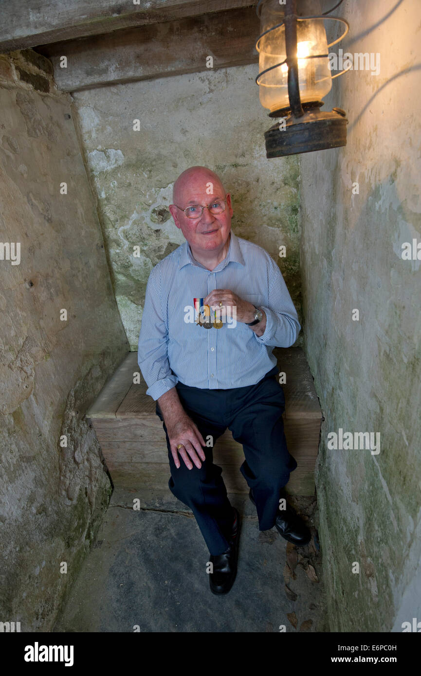 Thunderbox loo hi-res stock photography and images - Alamy