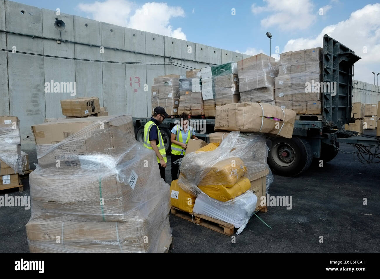 Inspecting goods at border hi-res stock photography and images - Alamy