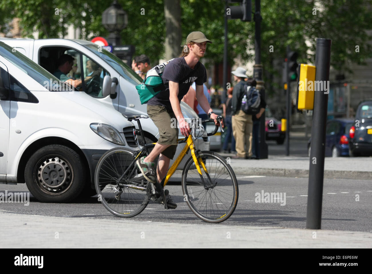 White vans and london hi-res stock photography and images - Alamy