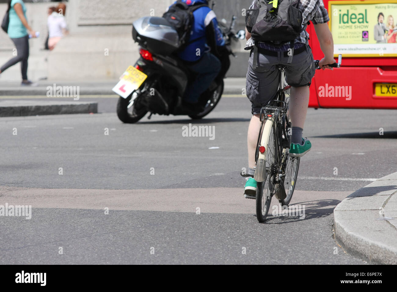 Traffic traveling around a roundabout at Trafalgar Square, London Stock ...