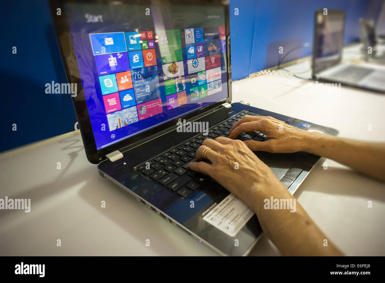 Best computer store nyc hi-res stock photography and images - Alamy