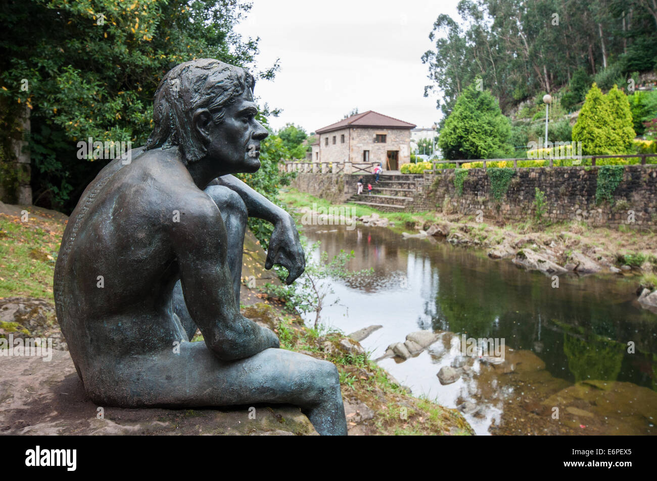 Statue and river hi-res stock photography and images - Alamy