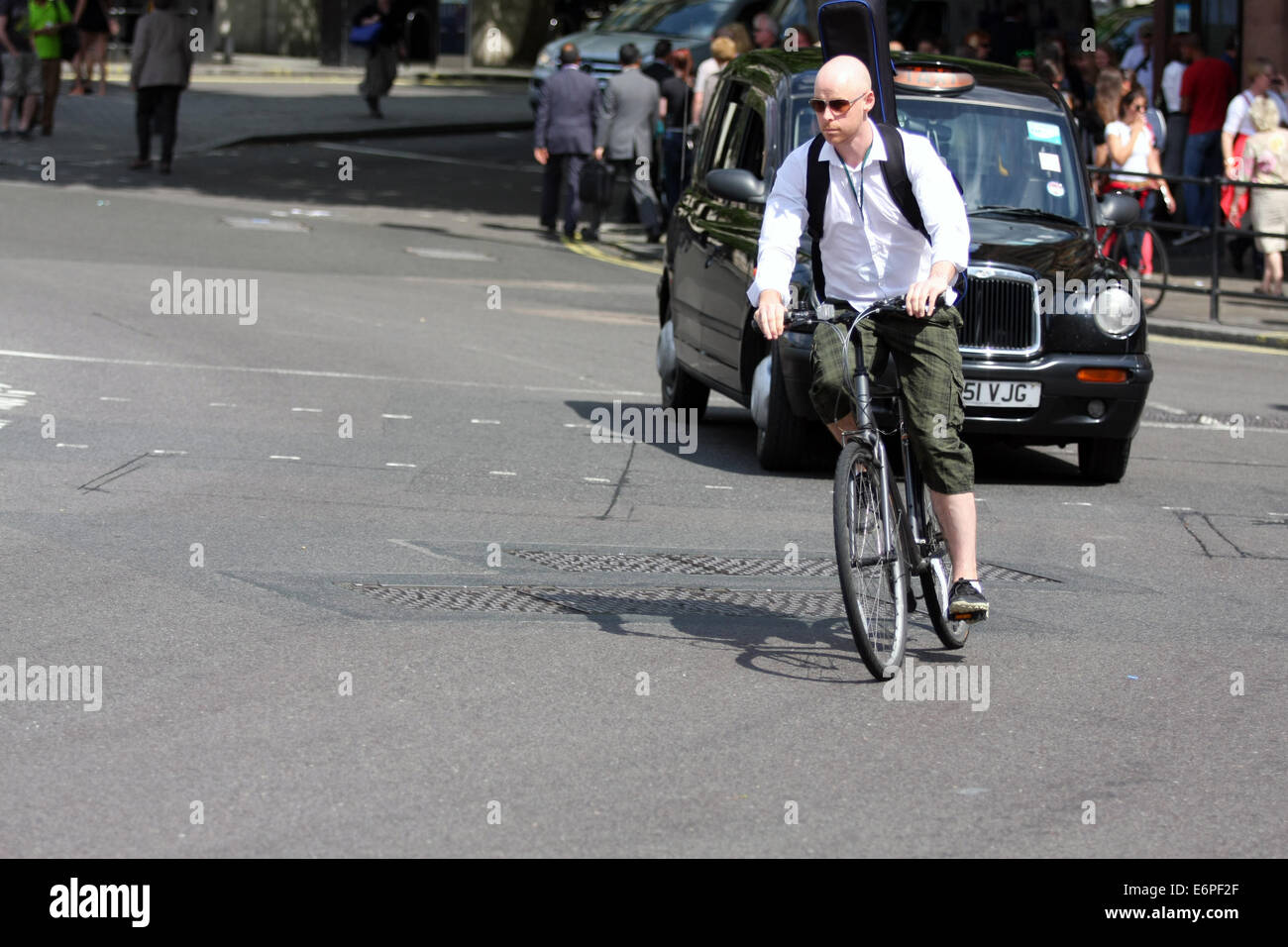 London taxi rear view hi-res stock photography and images - Alamy