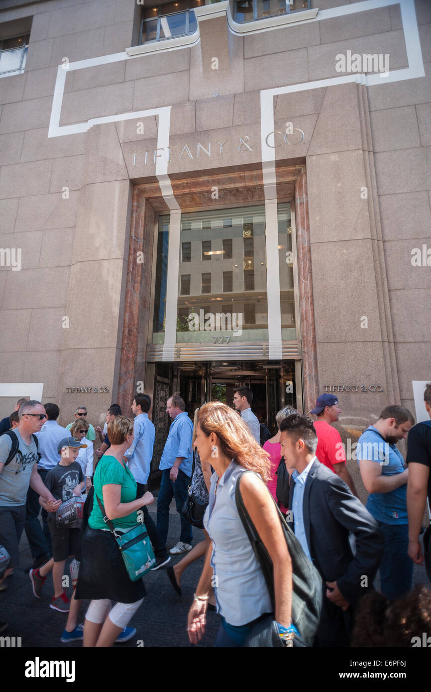 The Tiffany & Co. flagship store on Fifth Avenue in Midtown Manhattan ...