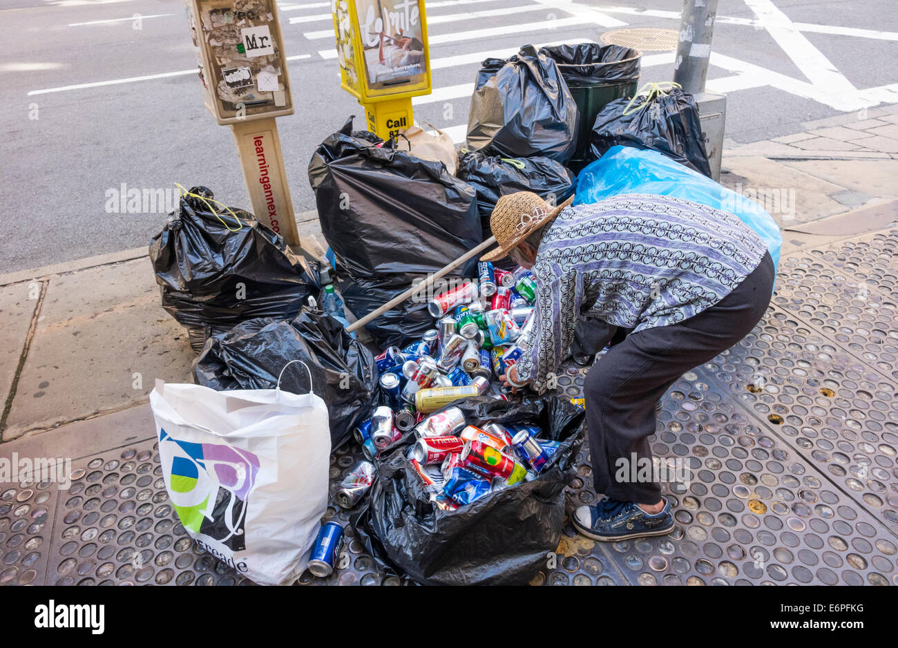 Chinese woman recycling hi-res stock photography and images - Alamy