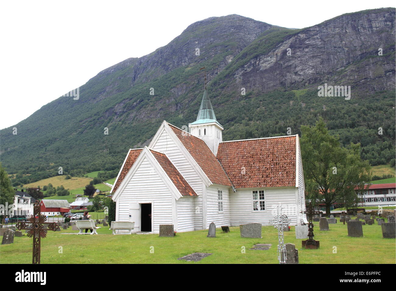 Olden gamle kirke kjerke kyrkje old church hi-res stock photography and ...