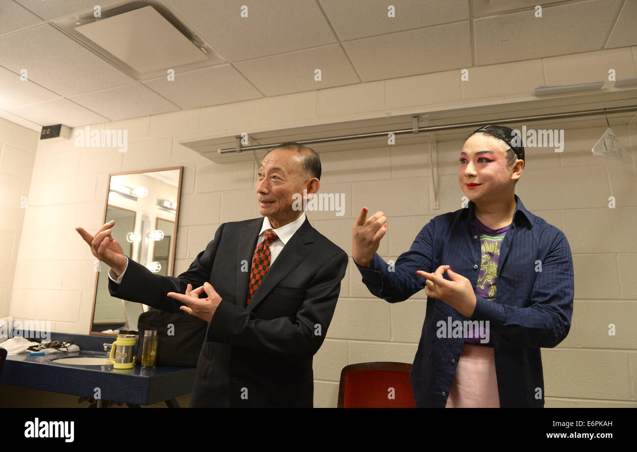 Washington, DC, USA. 28th Aug, 2014. Peking Opera actor Hu Wenge (R ...