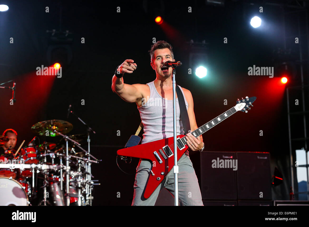 Andy day performer hi-res stock photography and images - Alamy