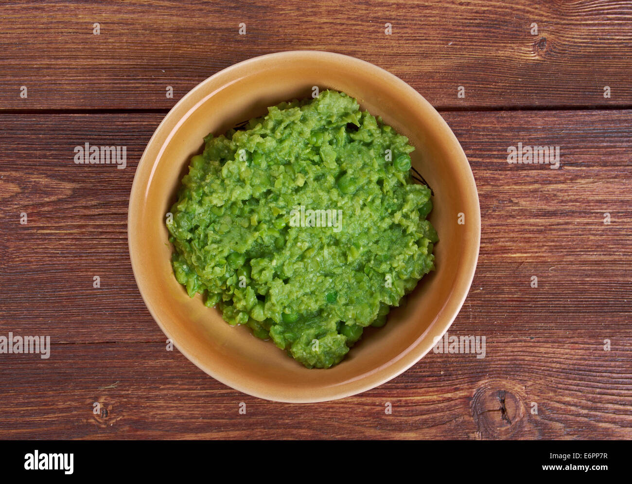 bowl of mushy peas, Britain's tradizionale food Stock Photo - Alamy