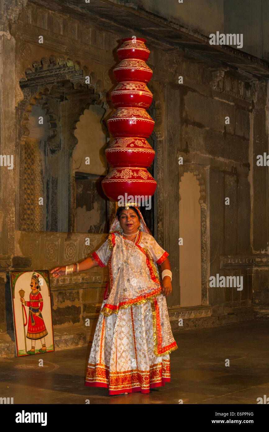 Rajastan folk dance hi-res stock photography and images - Alamy