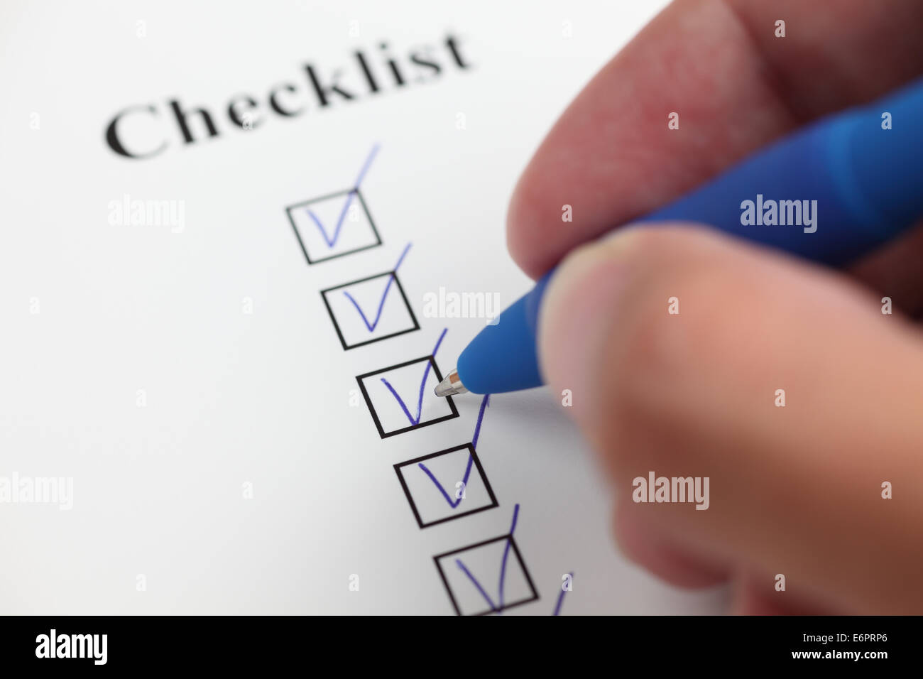 Man's hand filling a checklist. Close-up Stock Photo - Alamy