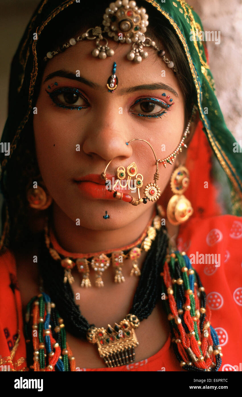 Hindu girl traditionally dressed ( India Stock Photo - Alamy
