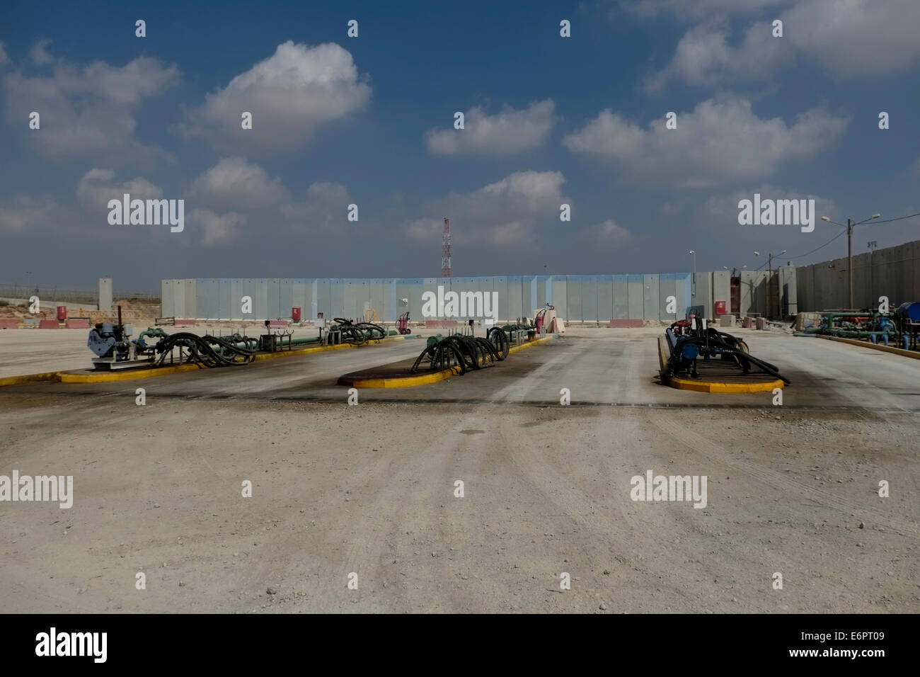 The fuel and gas terminal sits empty at Kerem Shalom border crossing at ...