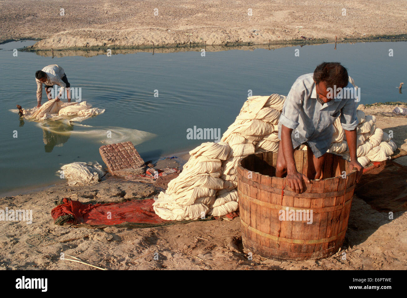Dyers on the dry bed of the Sabarmati river ( India Stock Photo - Alamy