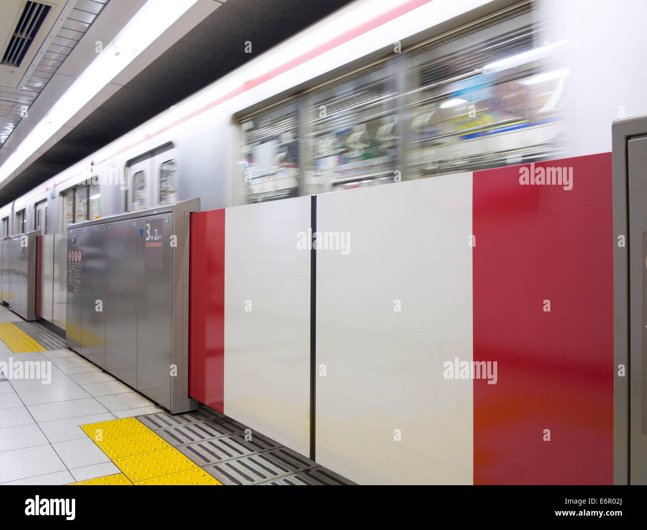 Subway station platform Stock Photo - Alamy