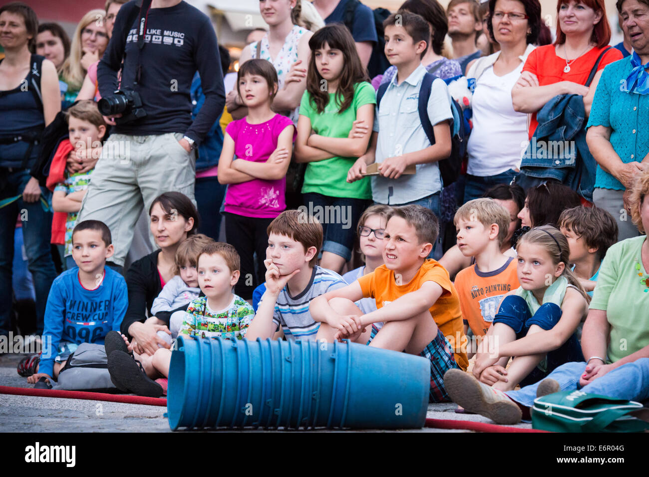 Audience street hi-res stock photography and images - Alamy