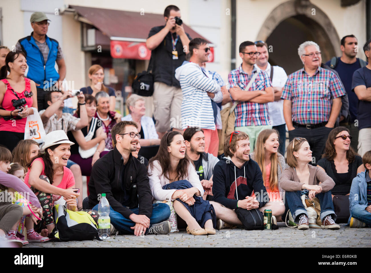Theatre audience laughing hi-res stock photography and images - Alamy