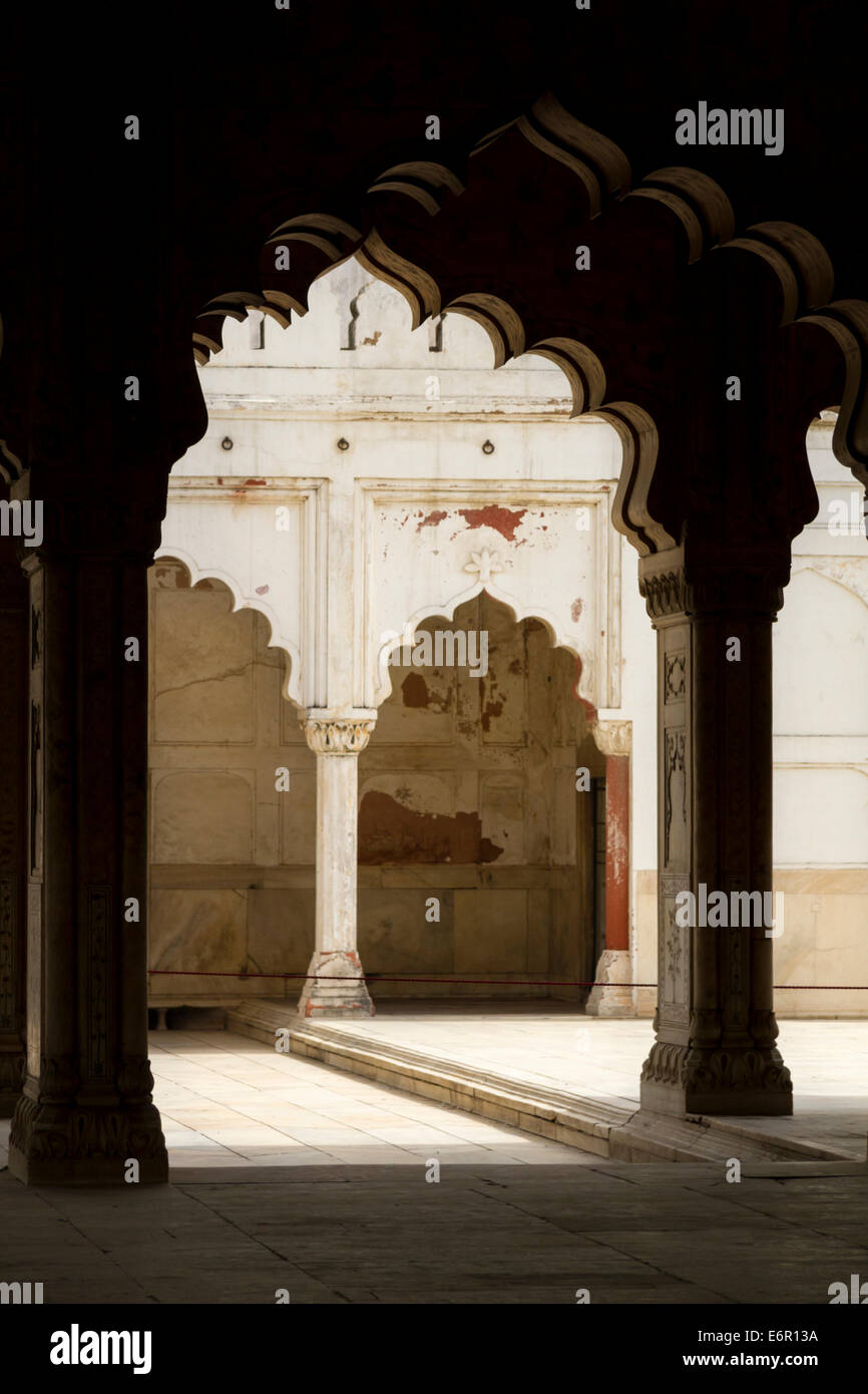 Carved arch and mughal architectural detail at Agra Fort, Uttar Pradesh ...