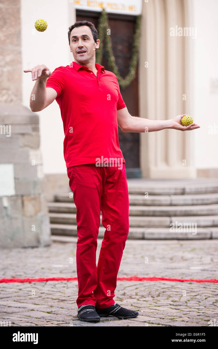 Street performer is juggling balls in the air hi-res stock photography ...