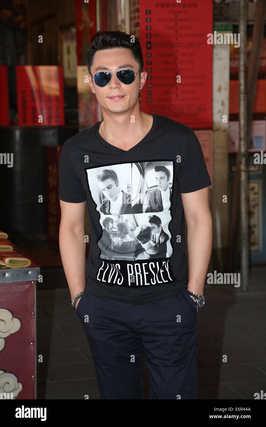 Taipei. 28th Aug, 2014. Actor Wallace Huo prays for high audience ...
