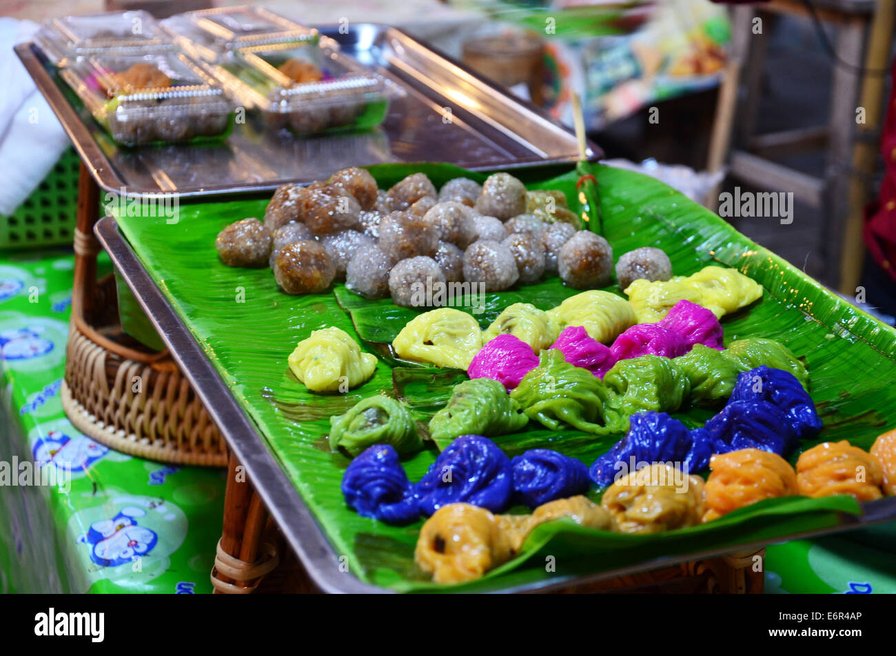 Cooking Thai Dessert: steamed rice-skin dumplings and tapioca pork ...