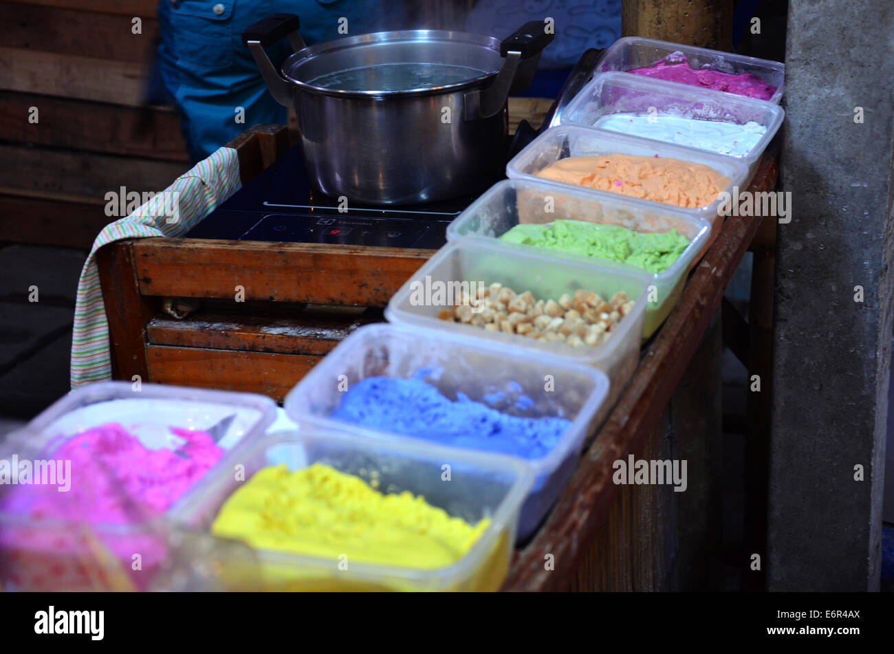 Cooking Thai Dessert : Khanom Tom (Coconut Balls Stock Photo - Alamy