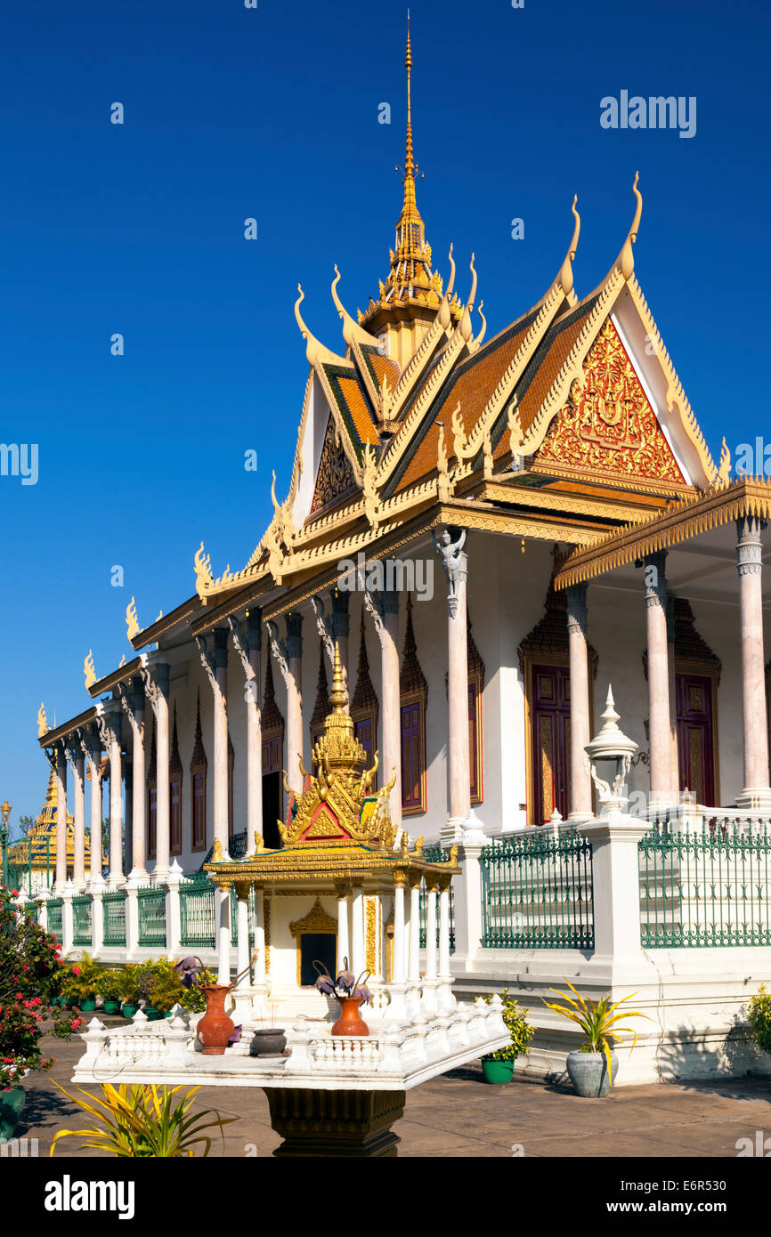 Silver pagoda royal palace phnom penh cambodia hi-res stock photography ...