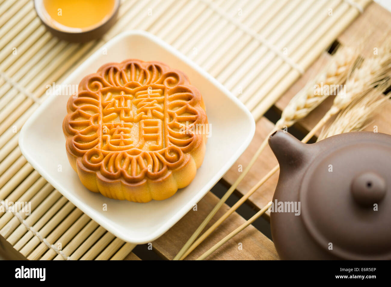 Mooncake and tea Stock Photo - Alamy