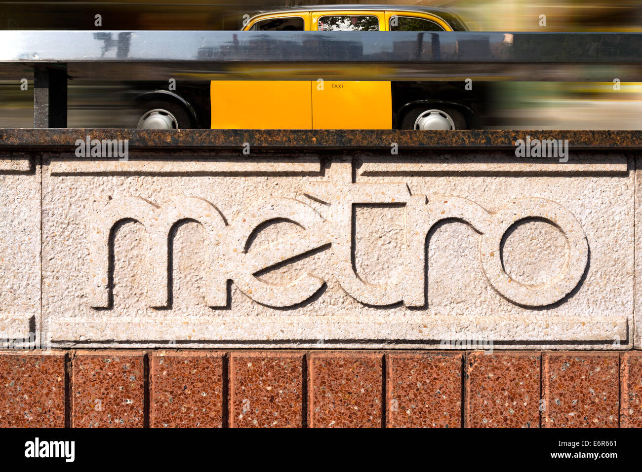Metro station sign barcelona hi-res stock photography and images - Alamy