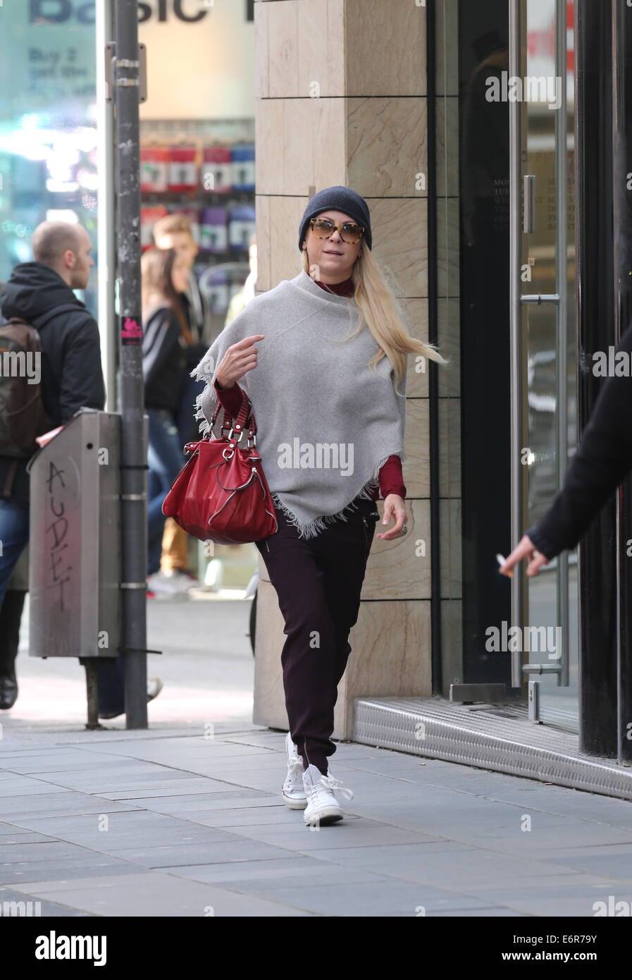 Jenny Elvers gets photographed by a paparazzo whilst shopping in ...