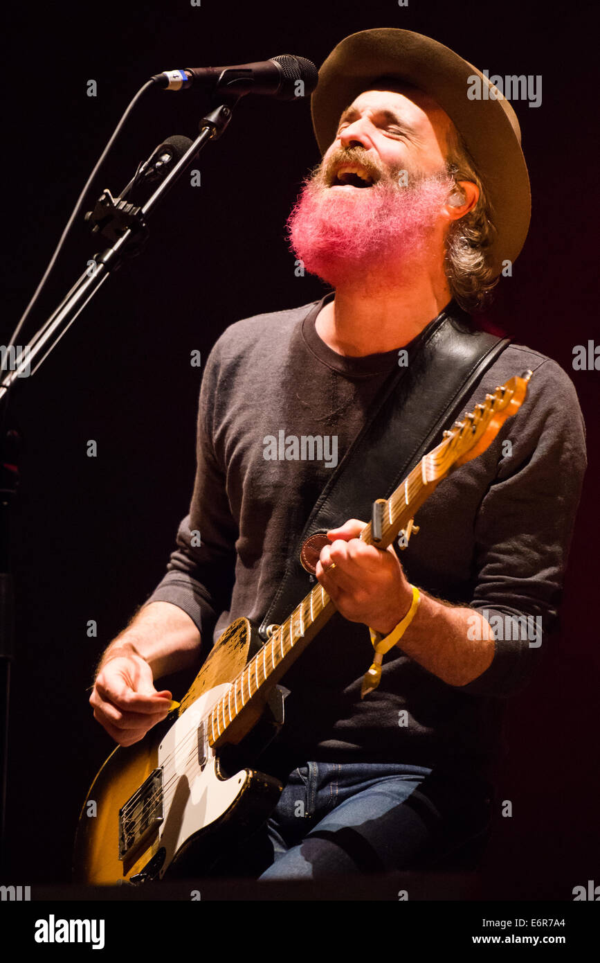 Pink bearded singer and rhythm guitarist Fran Healy of Travis, Bazant ...