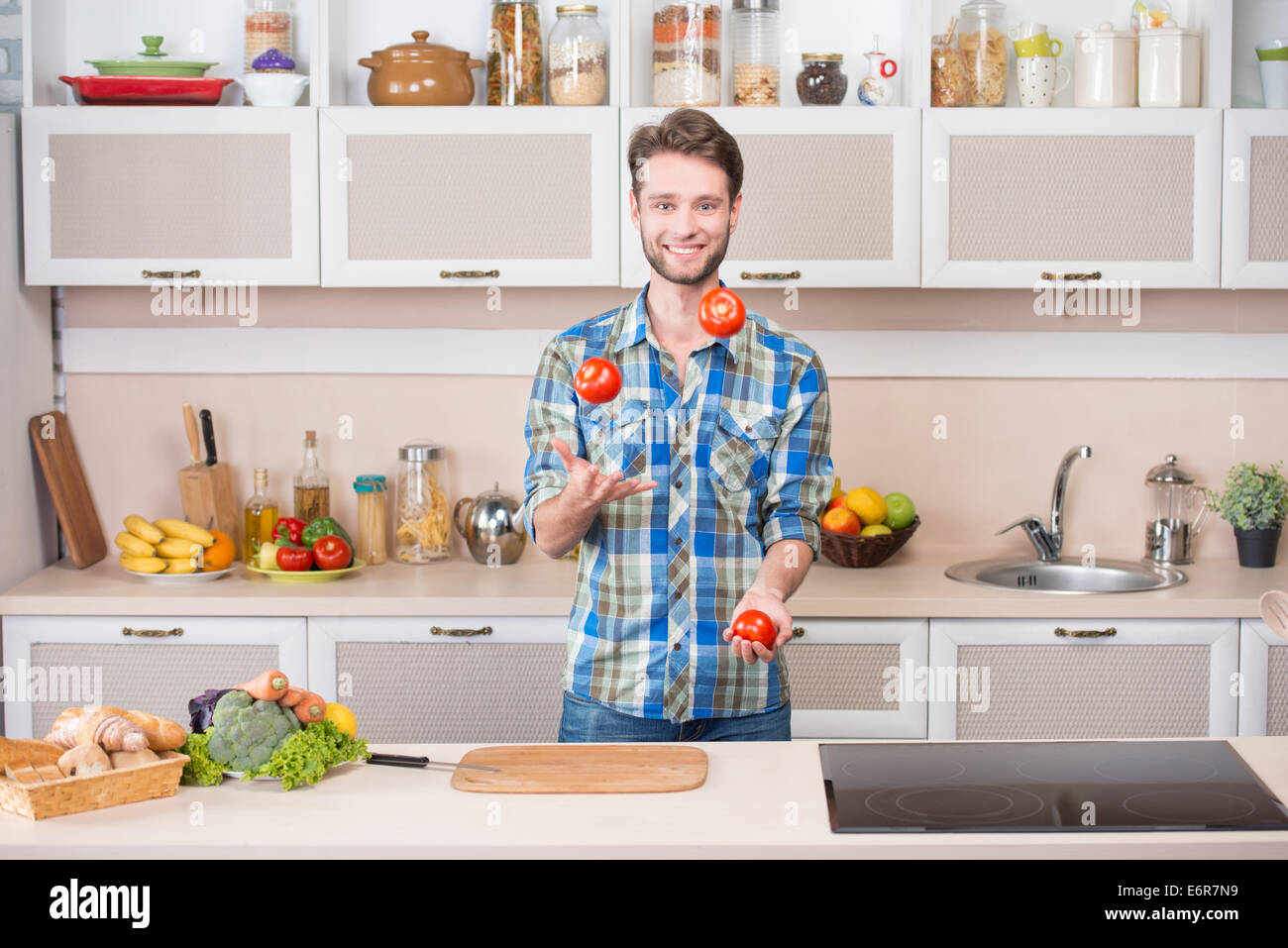The juggling chef hi-res stock photography and images - Alamy